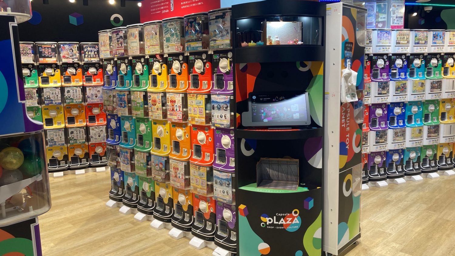 カプセルトイ専門店＃C-pla(シープラ)渋谷センター街店 - CCS｜中央コンピューターサービス株式会社｜SS担当